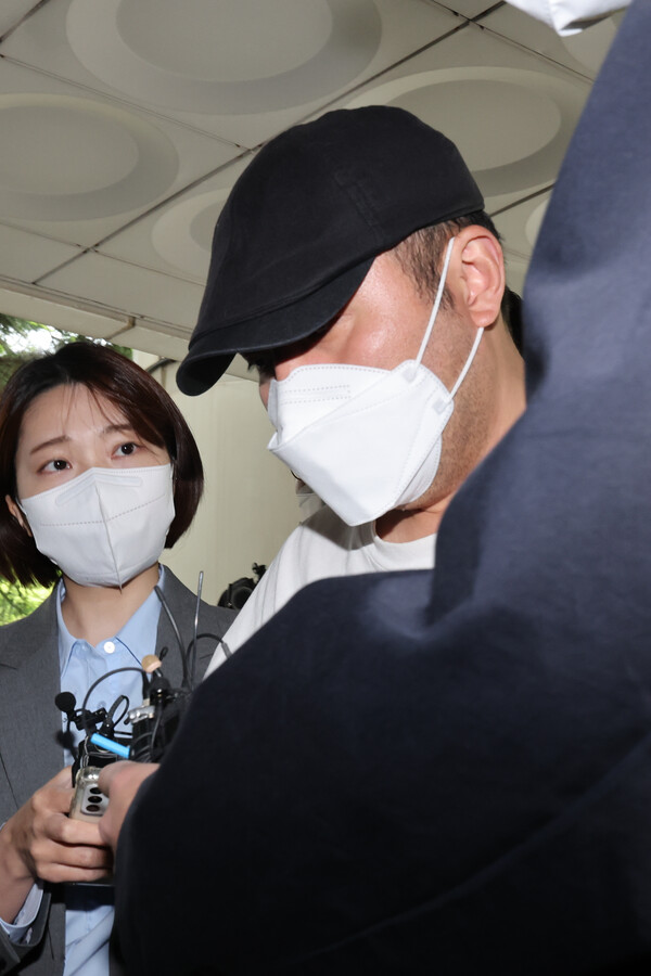 모습 드러낸 614억 횡령 우리은행 직원…구속영장 심사 출석